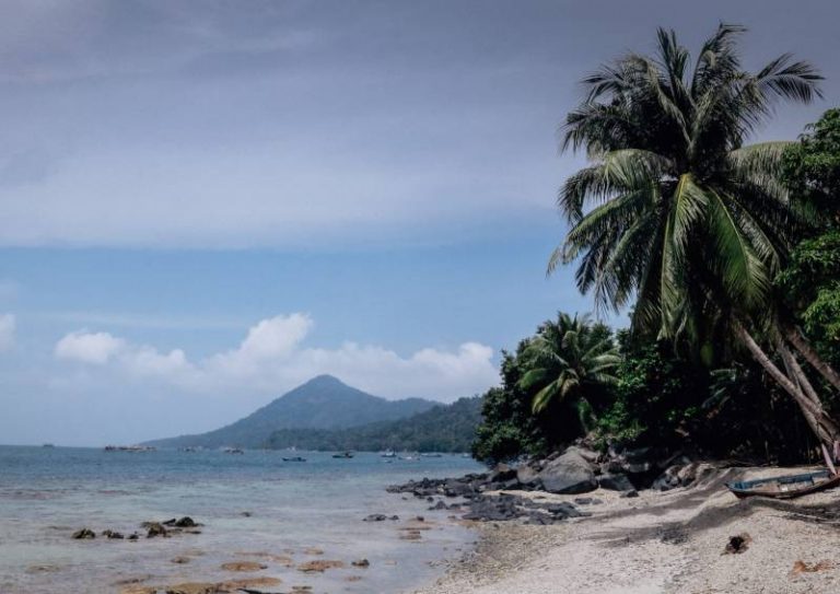 Paket Wisata Liburan ke Pulau Lemukutan - Amazing Borneo Indonesia
